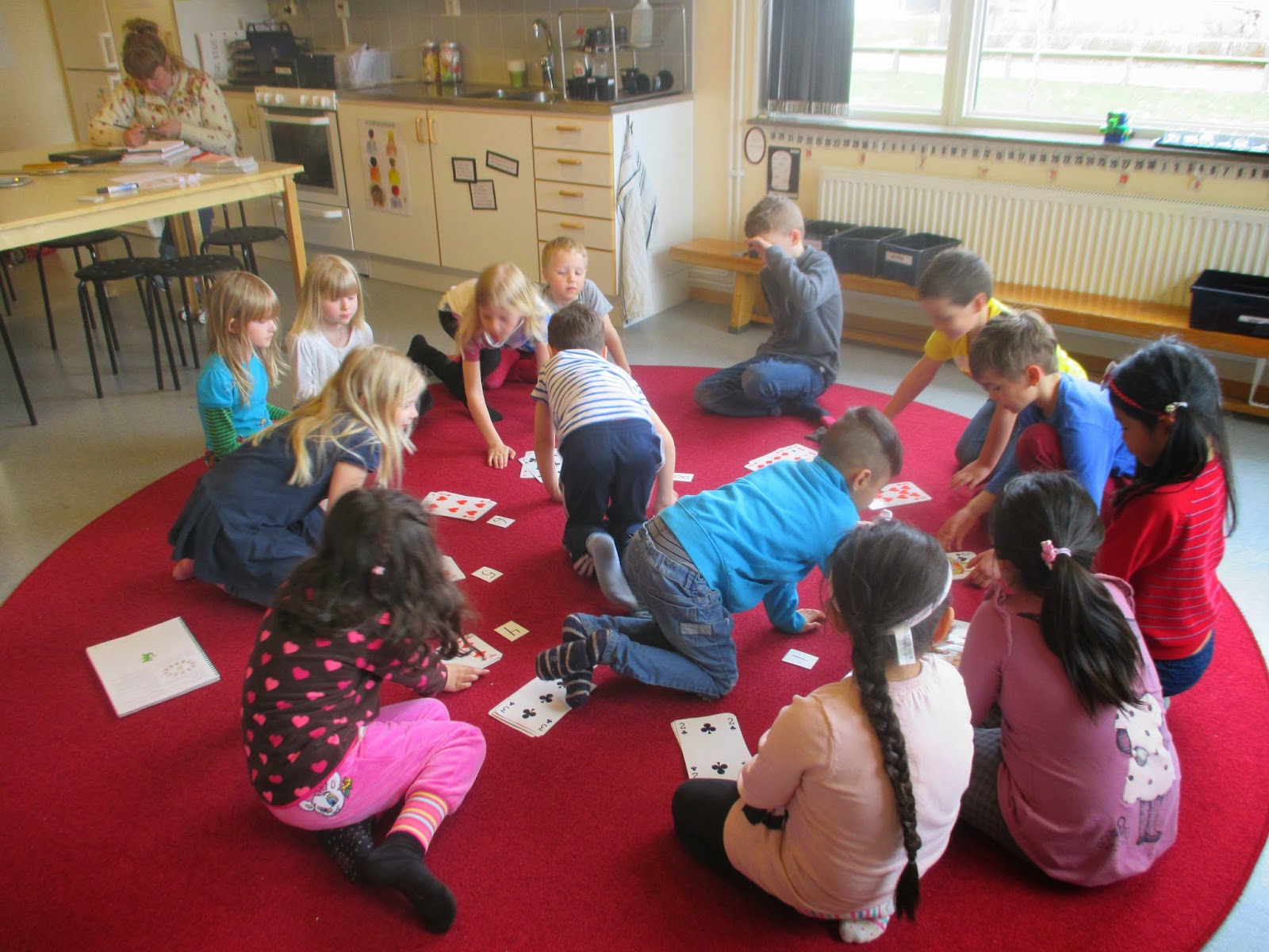 Förskoleklass B: Vi tränar på klockan genom kortspel