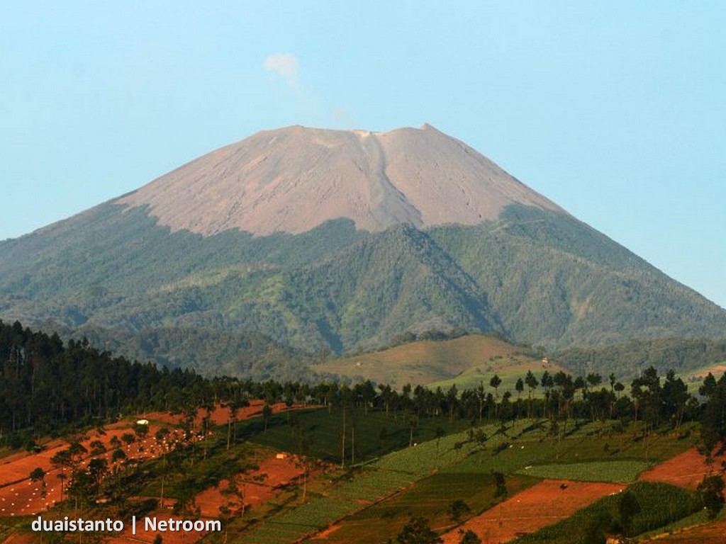 Mendaki Puncak Gunung Slamet yang Misterius - duaistanto Journey