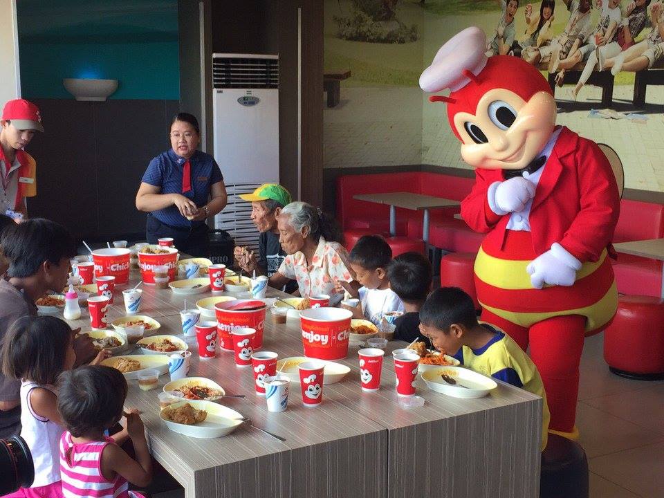 Viral elderly gets livelihood support through Jollibee’s Grand Thank ...