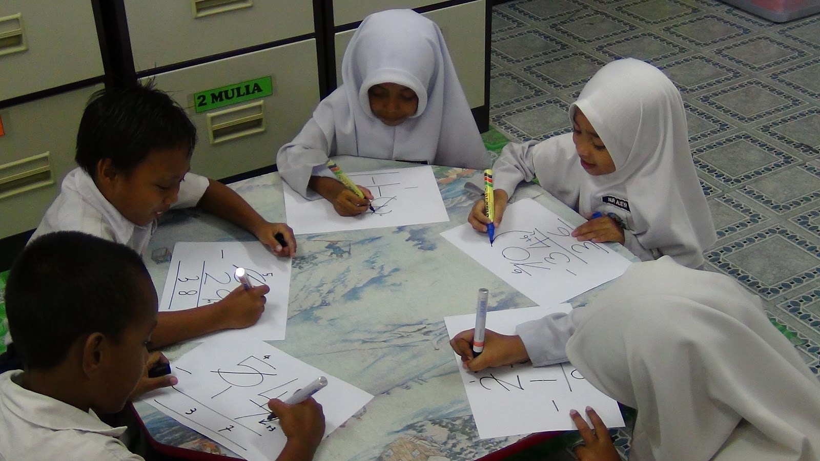 BIJAK MATEMATIK: GAMBAR-GAMBAR MURID