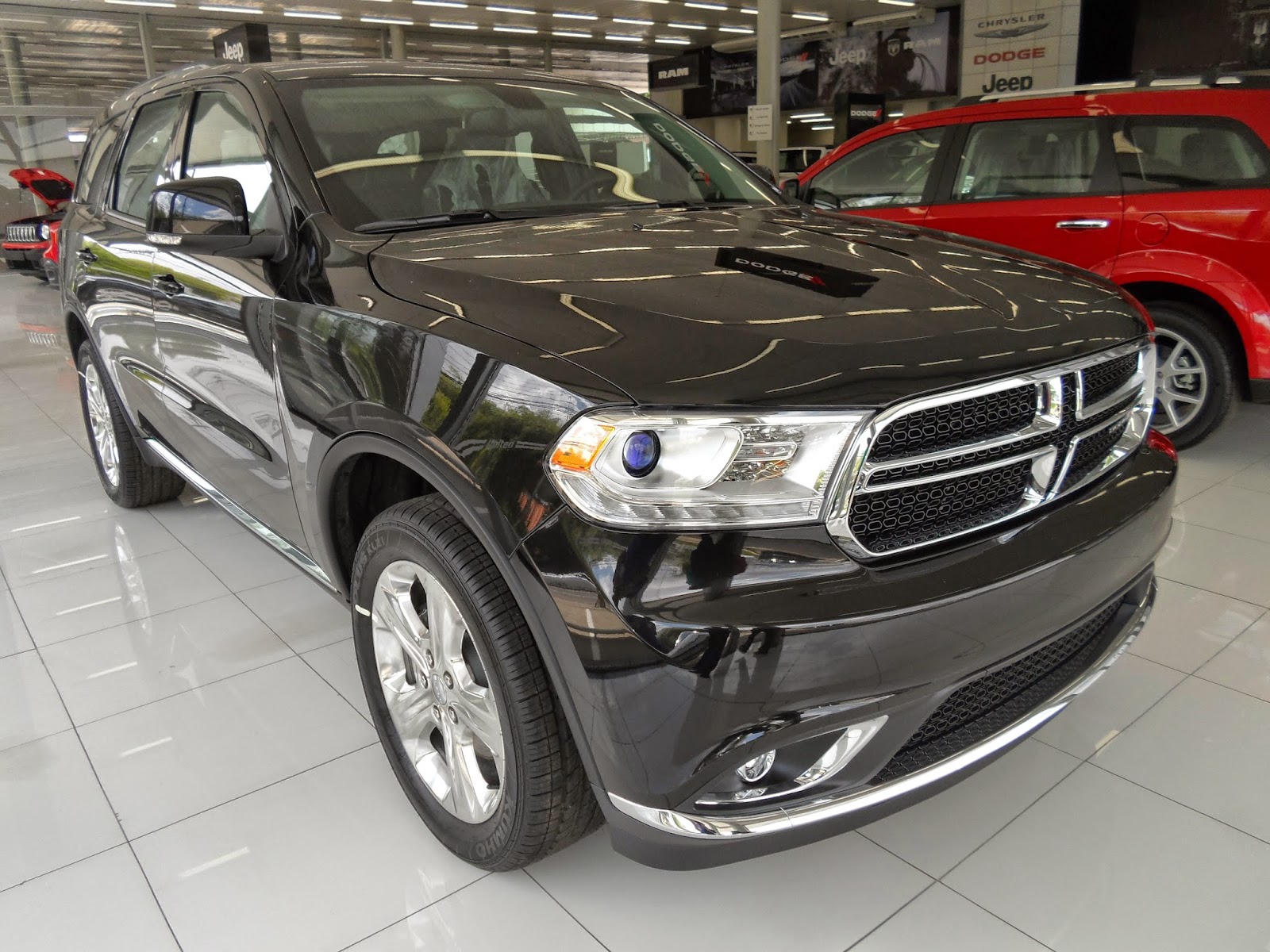 Dodge Durango reestilizado chega às lojas