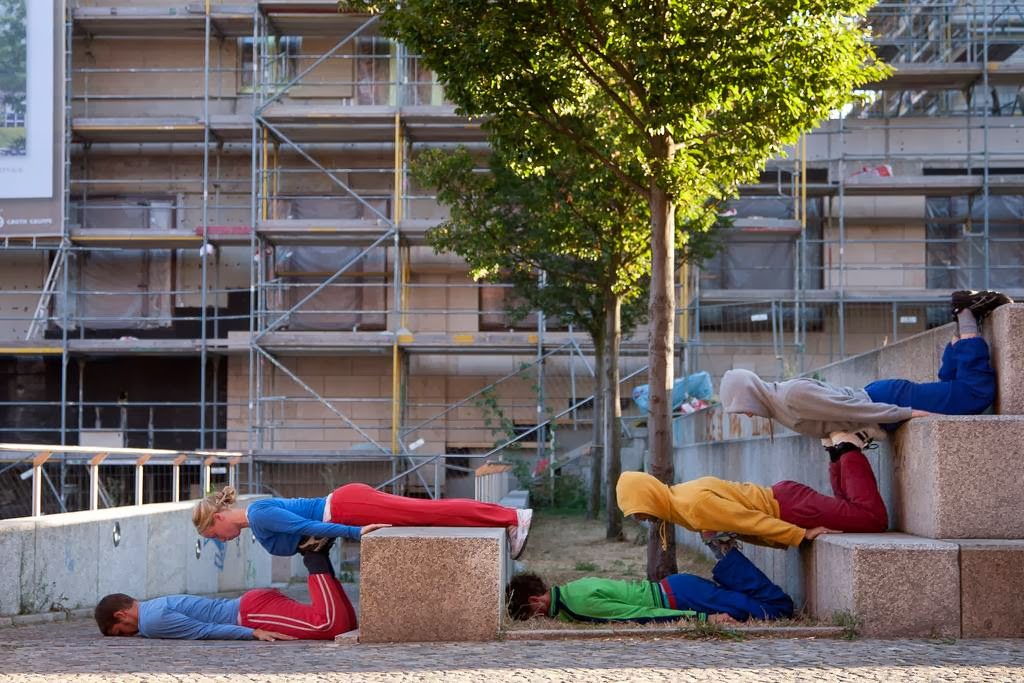 Bodies in Urban Spaces: Human Sculpture in the City ~ Kuriositas