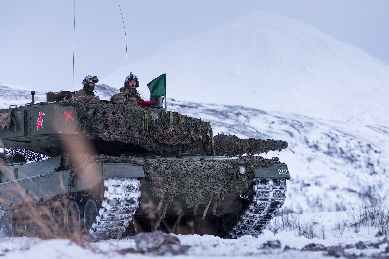 SNAFU!: Norwegian Leopard 2A4NO Main Battle Tanks in the snow (pics)