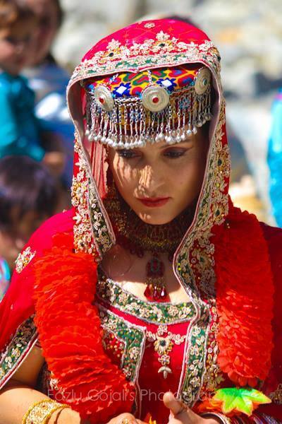 People of Hunza Gilgit Baltistan: Bridal dress ...... Hunza, Gilgit ...