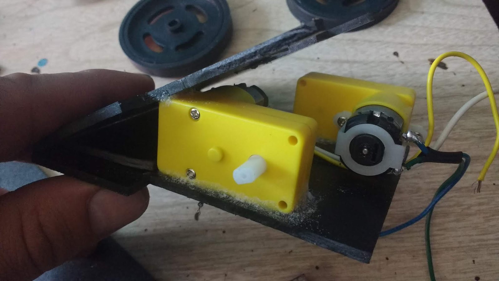 IA robotixyz: Construye un Robot Minisumo Económico