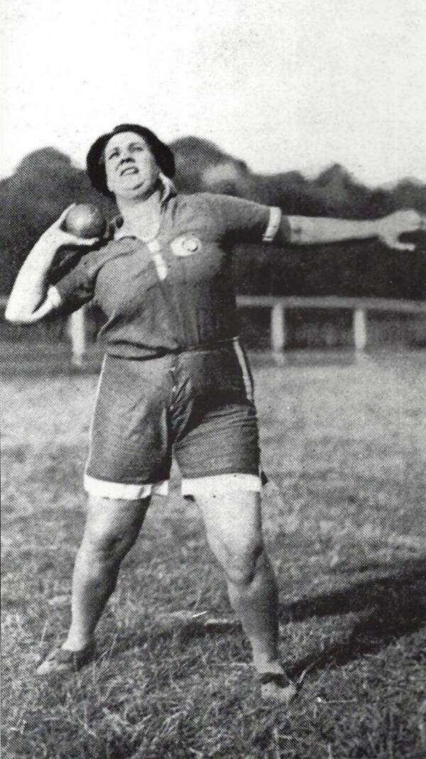 ΕΞΑΓΓΕΛΟΣ: Αυτοκίνητα, παρενδυτική και κατασκοπία: η ζωή της Violette ...