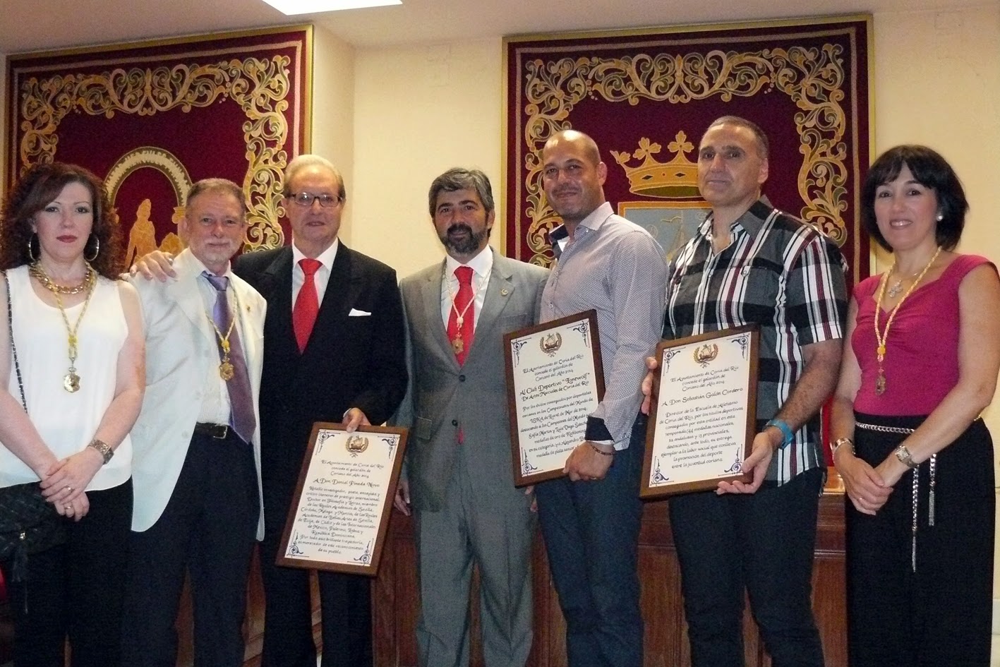 Gelán Noticias: CORIA DEL RÍO.- El alcalde Modesto González entregó los ...