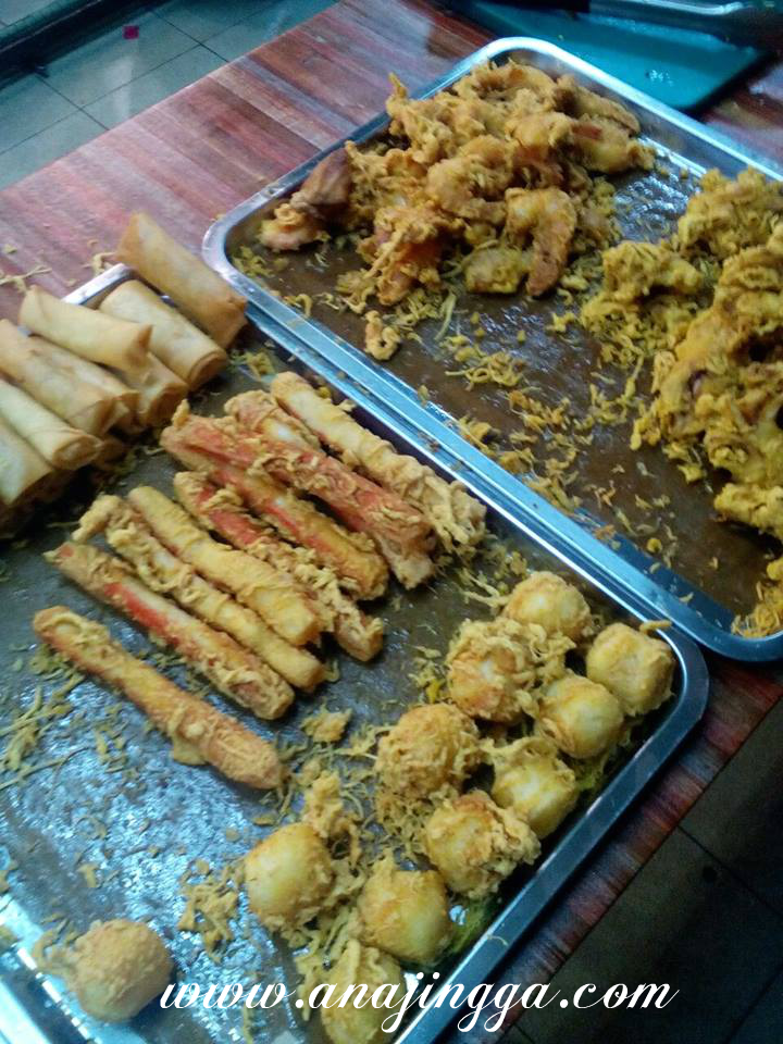 Colek Ayam dan Air Kelapa Baldi di Warung Cikgu