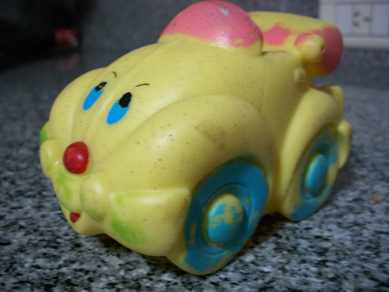 BRUJOLANDIA juguetes de epoca: ANTIGUO AUTITO ANIMADO DE GOMA 1970