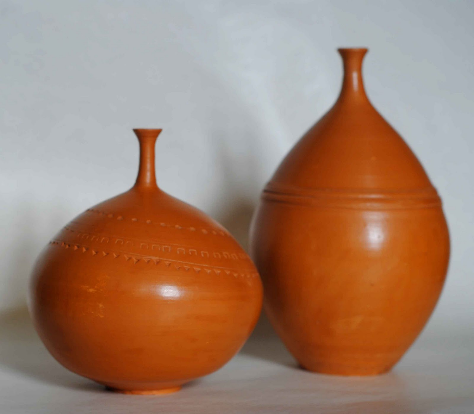 Artesania en arcilla: Jarrones con incisiones