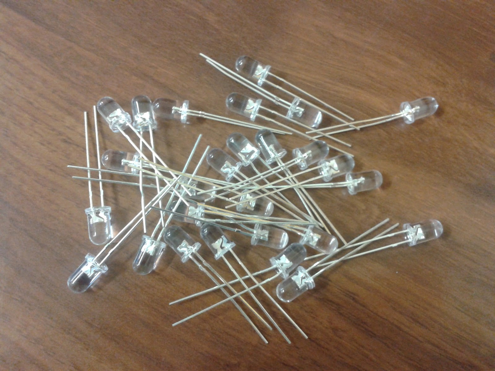 LED CUBE UVAQ: Materiales y Procedimiento