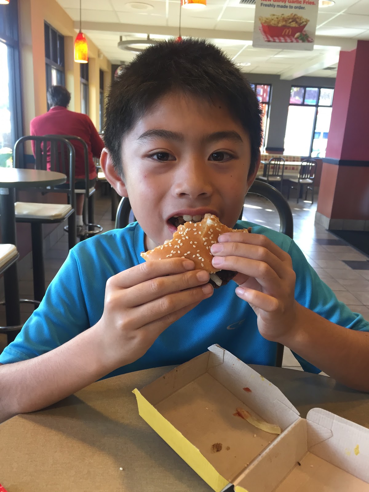 Ethan & Jaden - Life & Experiences: Ethan's first burger!!