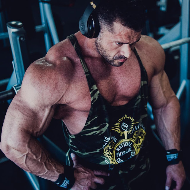 Muscle Lover: Mexican IFBB Pro bodybuilder Juan Carlos Graham