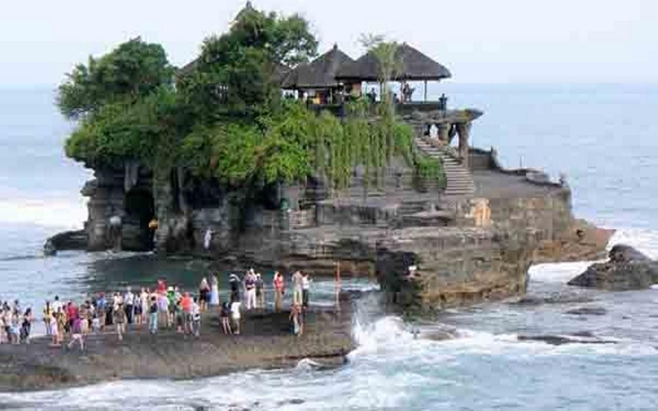 Wisata Religi Pura Tanah Lot Bali Berpadu dengan Keindahan Alam dan Budayanya