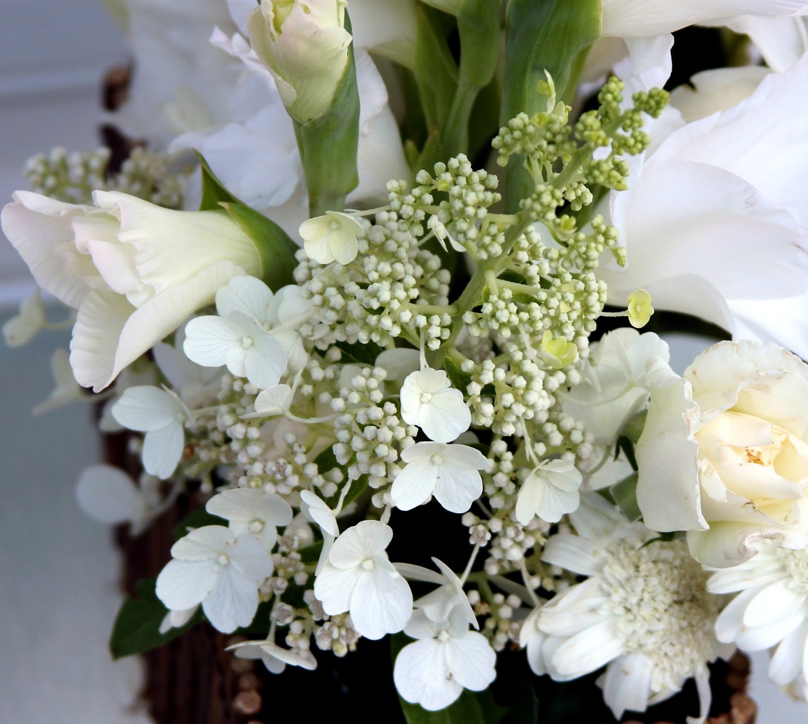 WHITE FLORAL ARRANGEMENTS -- DEPTH AND BEAUTY WITH A MONOCHROMATIC ...