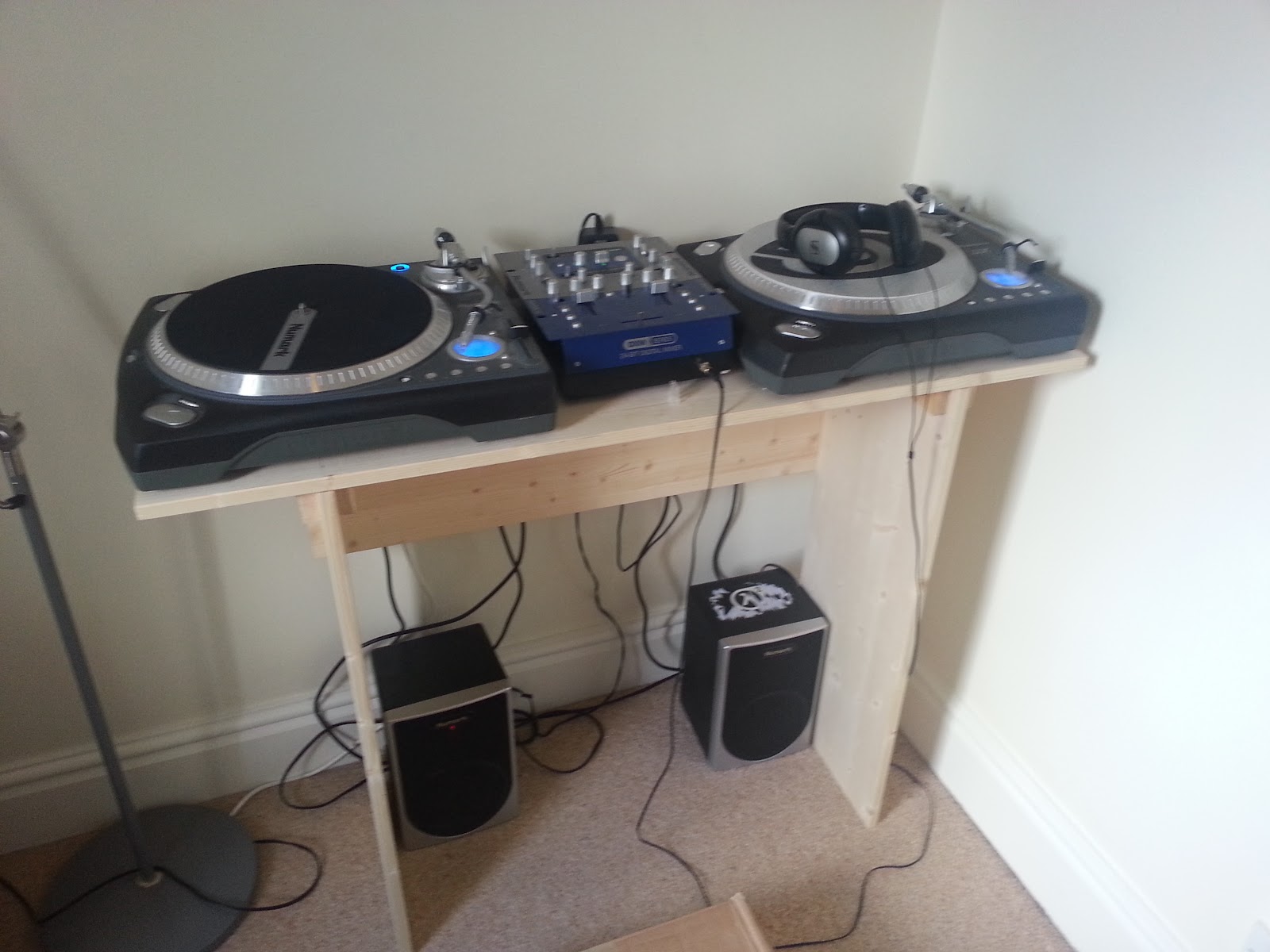 Against the Norm: DIY turntables stand