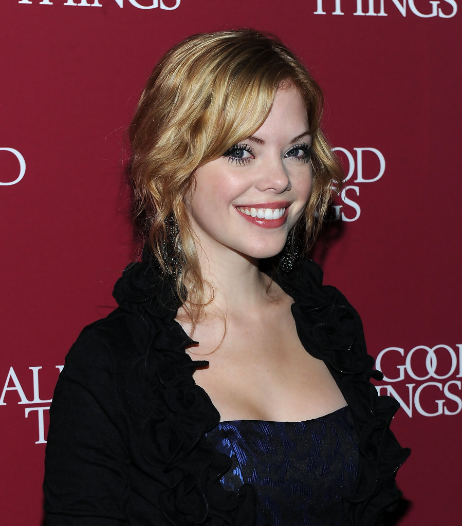 HOT CELEB PIX: Dreama Walker - EroFound