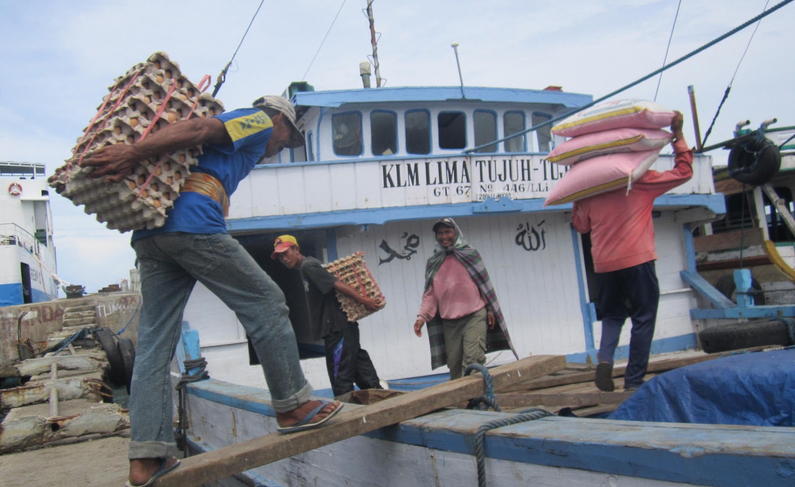 Buruh Angkut Pelabuhan Bajoe