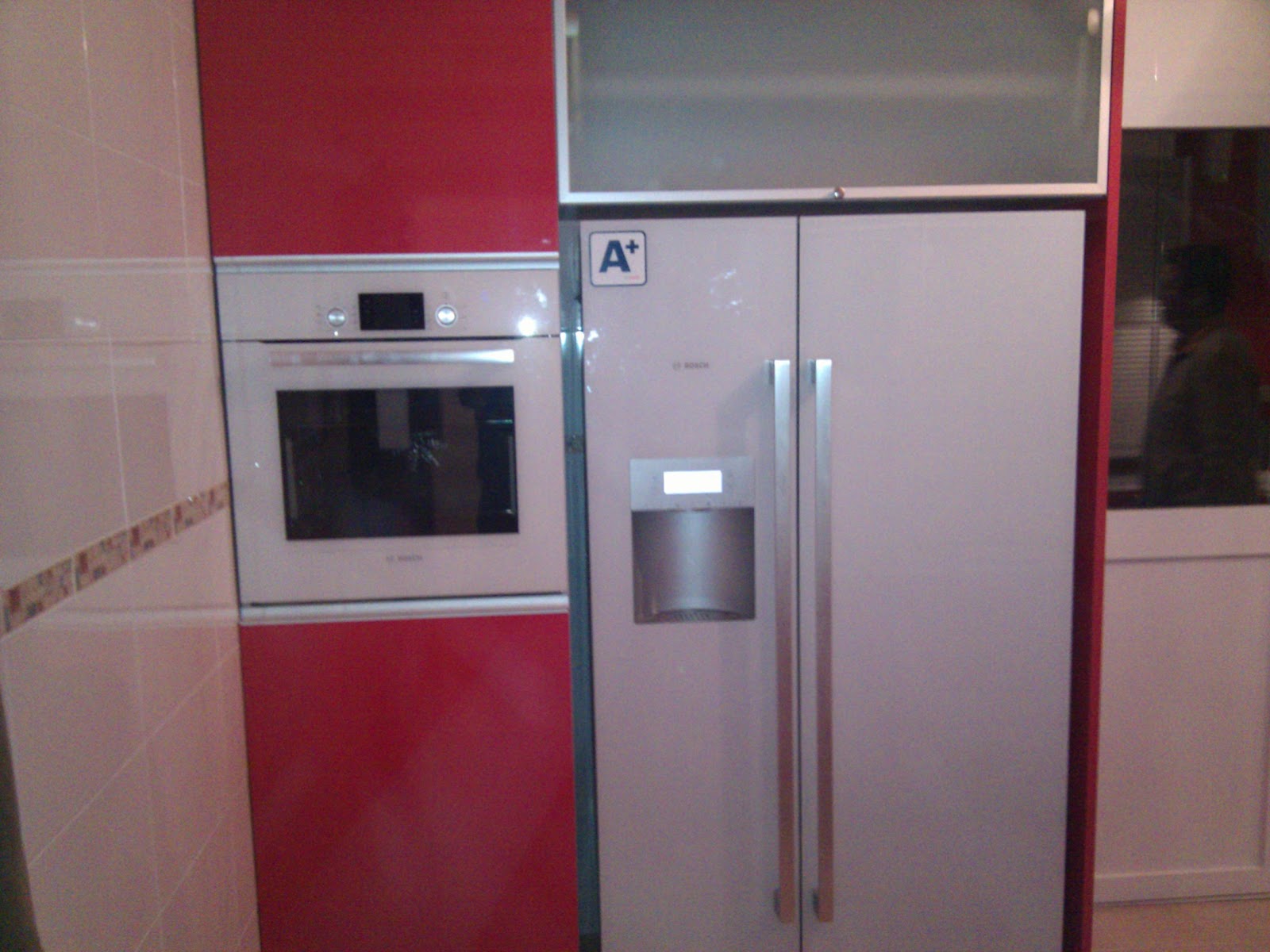 Sol, aire y madera, Cv en imágenes: Formica roja y Silestone blanco