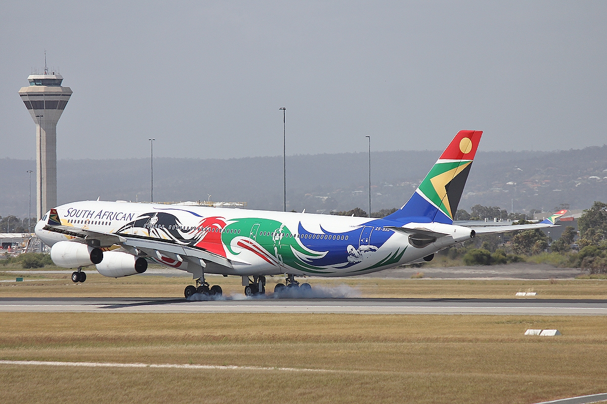 Perth Airport Spotter's Blog: SAA's A340-313X ZS-SXD 'Siyanqoba' SAA280/281