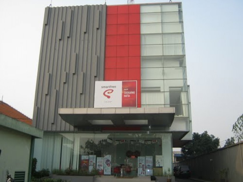 Emiten penyedia jasa telekomunikasi PT Smartfren Telecom Tbk. agresif ...