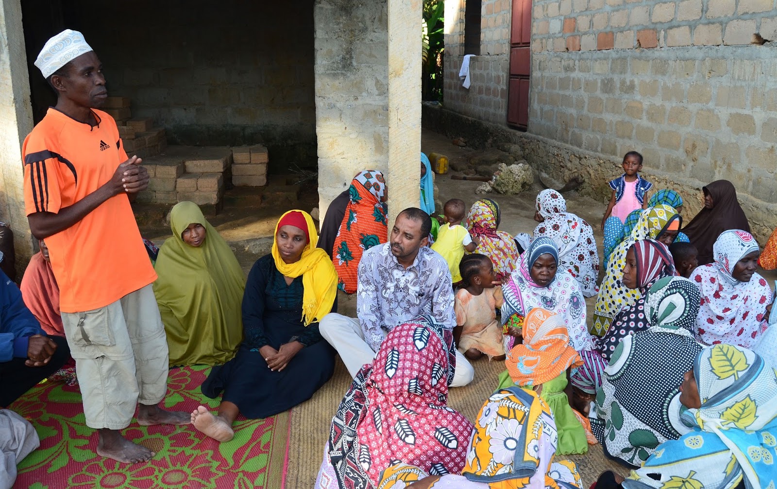 MWAKILISHI WA JIMBO LA TUNGUU AKABAIDHI MIPIRA YA MAJI KWA WANANCHI WA ...