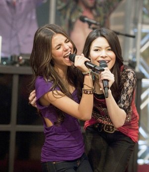 [ ∂ιѕиєу gσѕѕιρ & Co. ]: Victorious e iCarly: Victoria Justice e ...