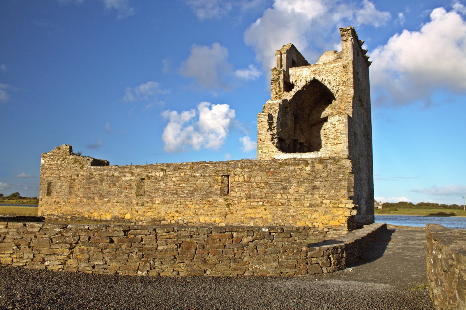 Historic Sites of Ireland: Carrigafoyle Castle