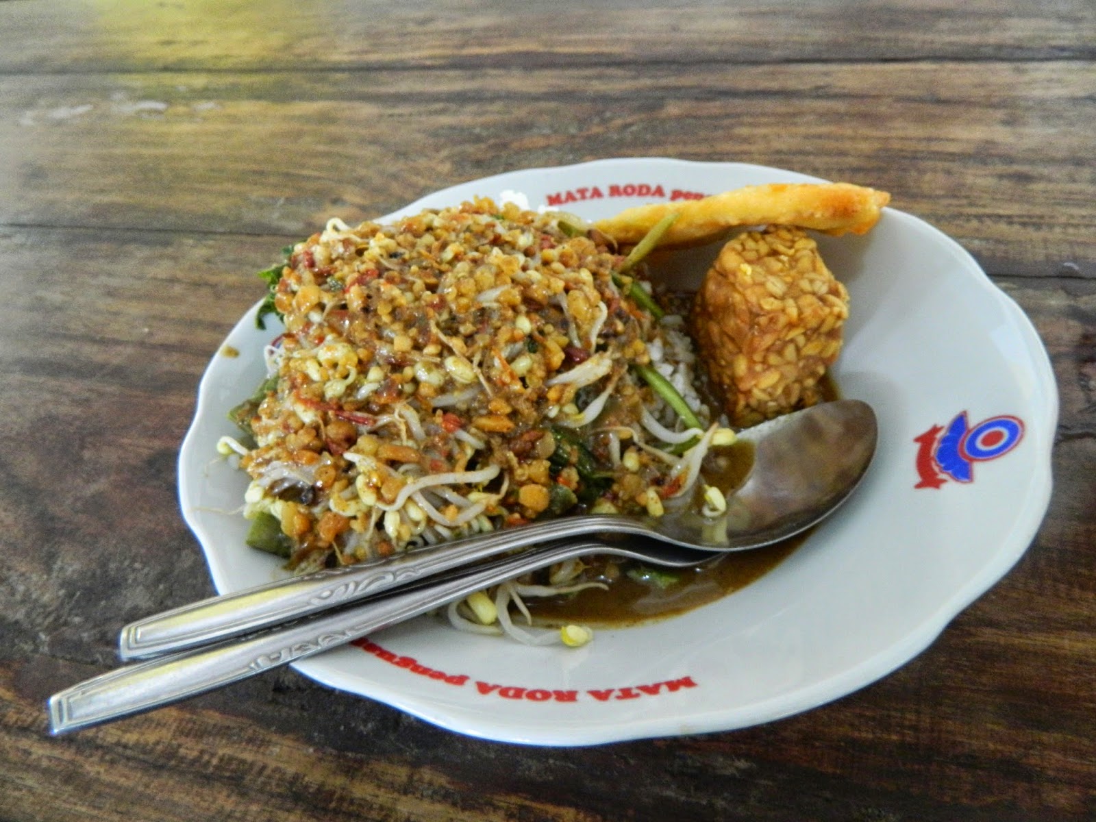 SangPetualang: Kenikmatan Sego Pecel (SGPC) Bu Wiryo 1959