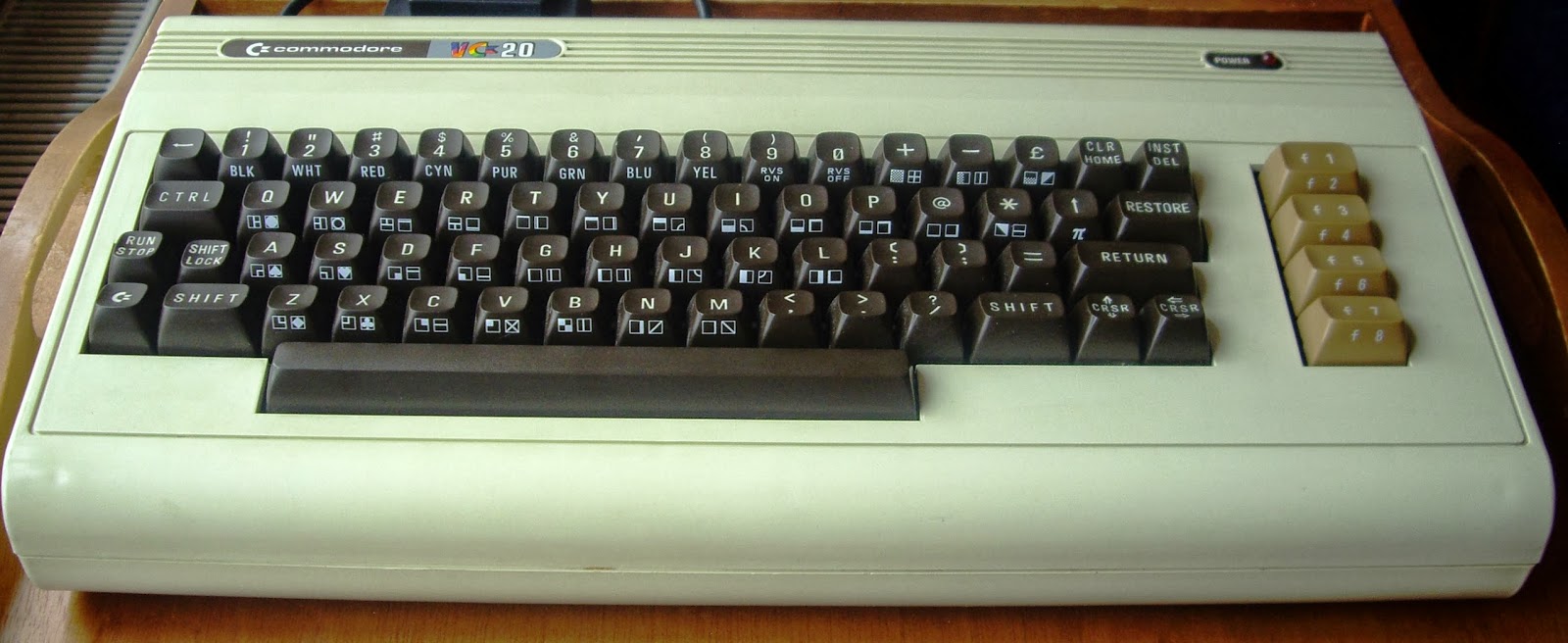 Retro Ordenadores Orty: Commodore VC-20 (VIC-20) (primera versión) (1981)