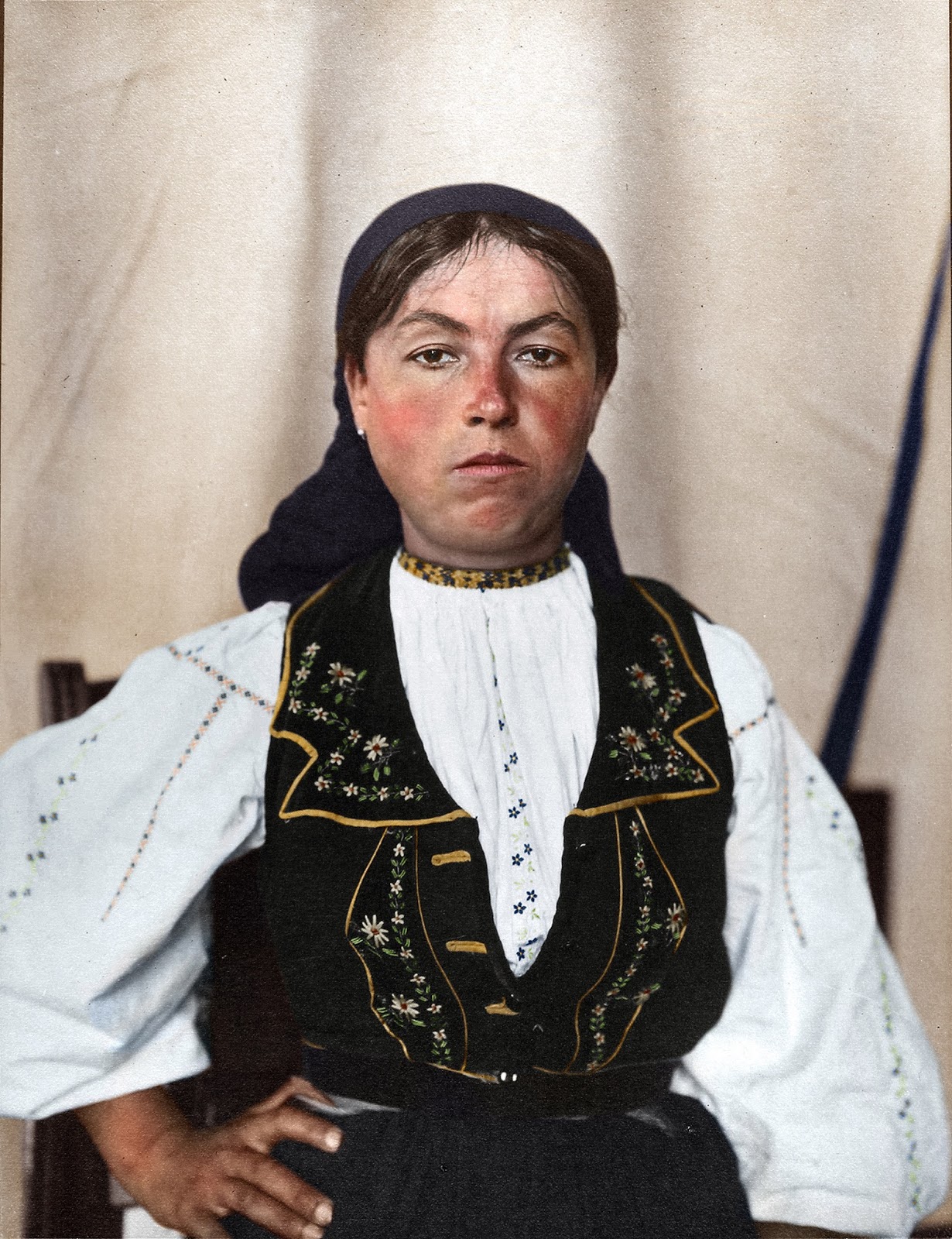 Beautiful Colorized Photos of Immigrants in Their Traditional Dresses ...