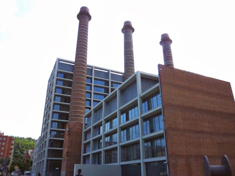 Las tres chimeneas en Barcelona - The Tres Xemeneies (three chimneys ...