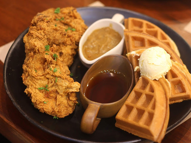 Eating Brunch for Dinner at Bluesmith Coffee & Kitchen - Gastronomida