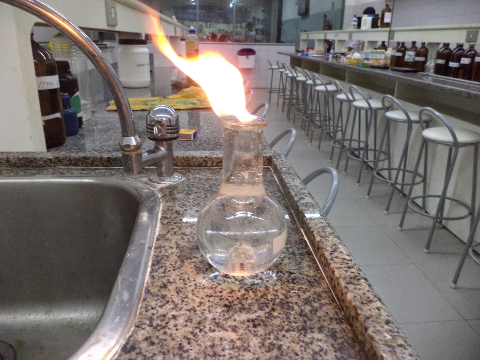 ...dá a impressão de que é a água quem pega fogo!