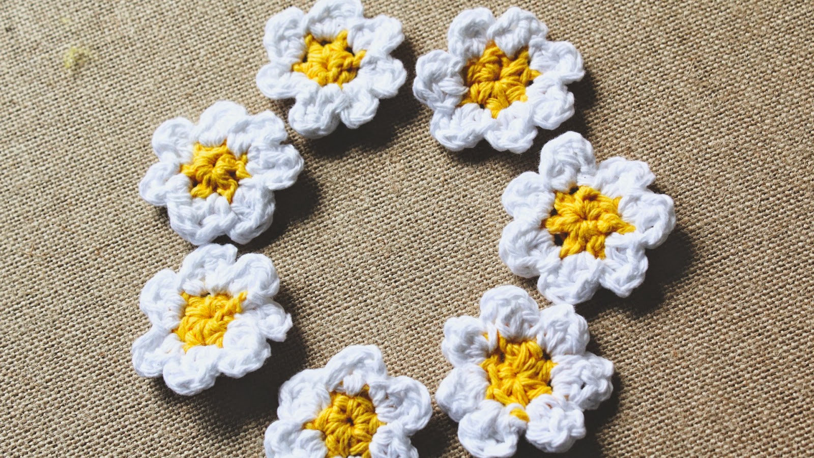 the dream crochet blog.: DIY: How To Crochet A Daisy Headband.