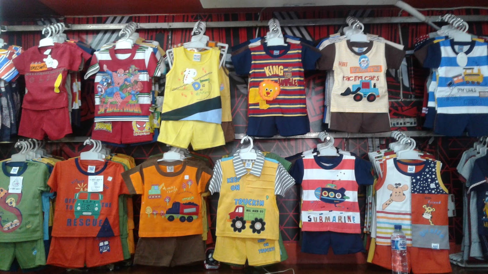 Cara Mendisplay Baju Pada Dinding Toko