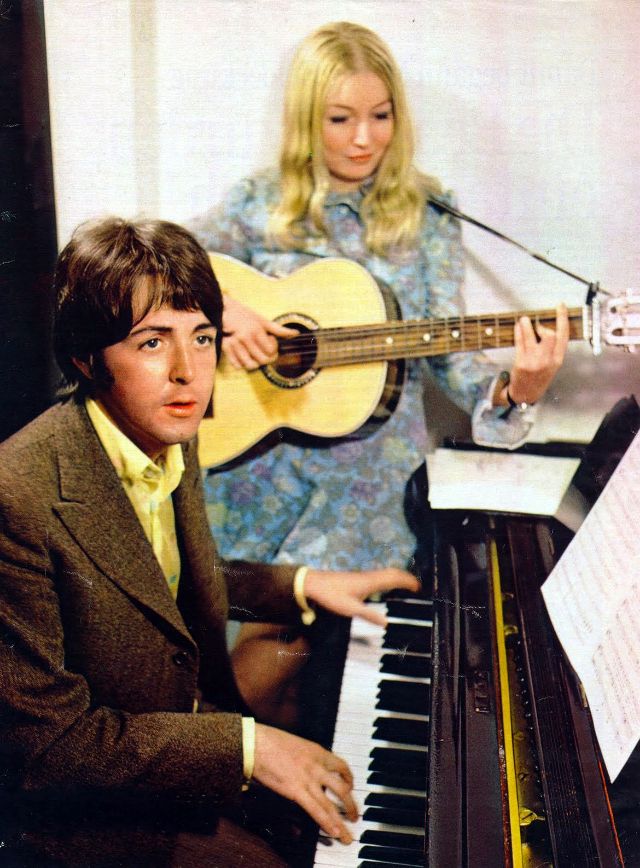 Vintage Photos and the Story of Mary Hopkin Met The Beatles in London ...