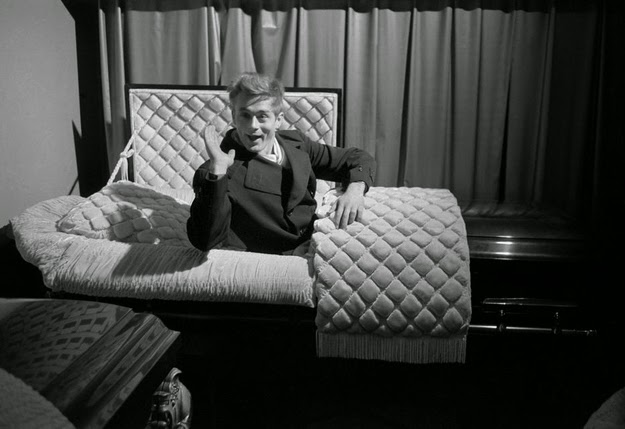 See Eerily Photos of James Dean Posing With a Coffin in 1955 ~ Vintage ...