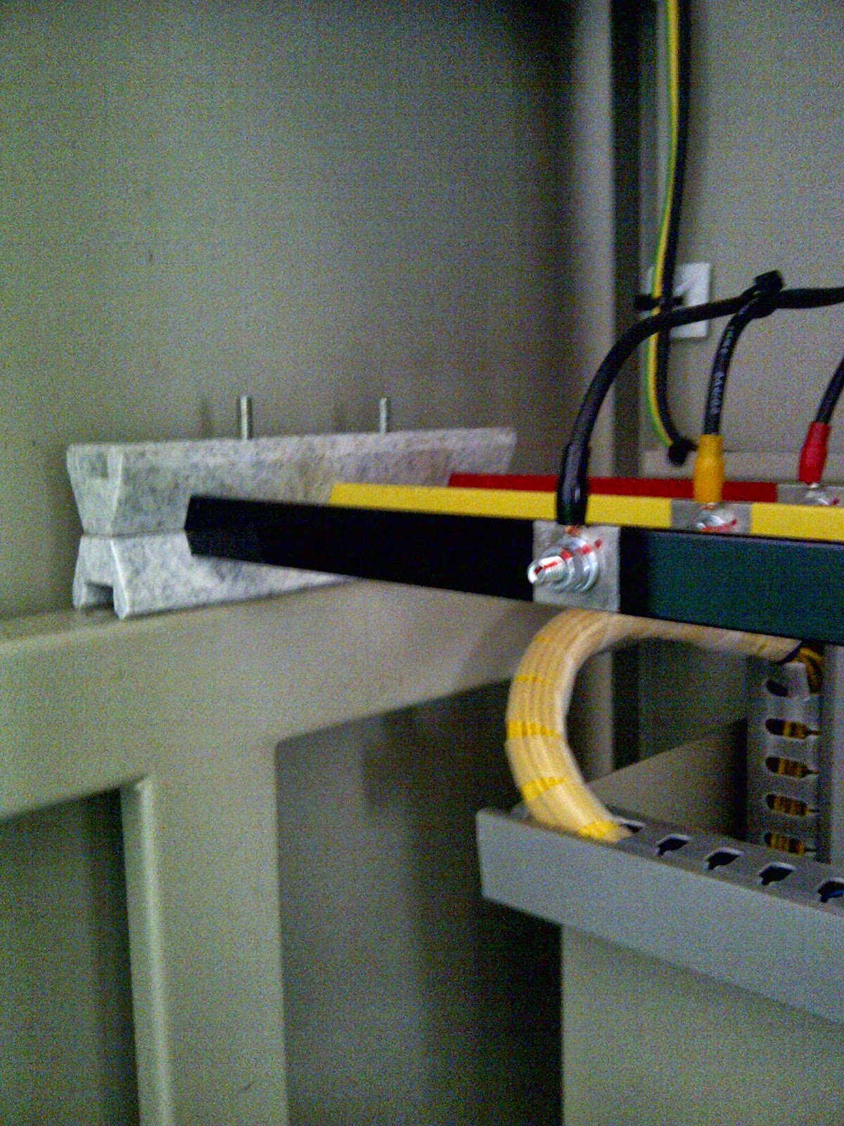 PRATAMA ELEKTRIK: Gambar cara pemasangan komponen busbar support