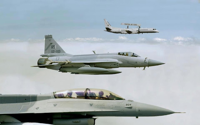 JF-17 Thunder and F-16D of Pakistan Air Force Flying - All About ...