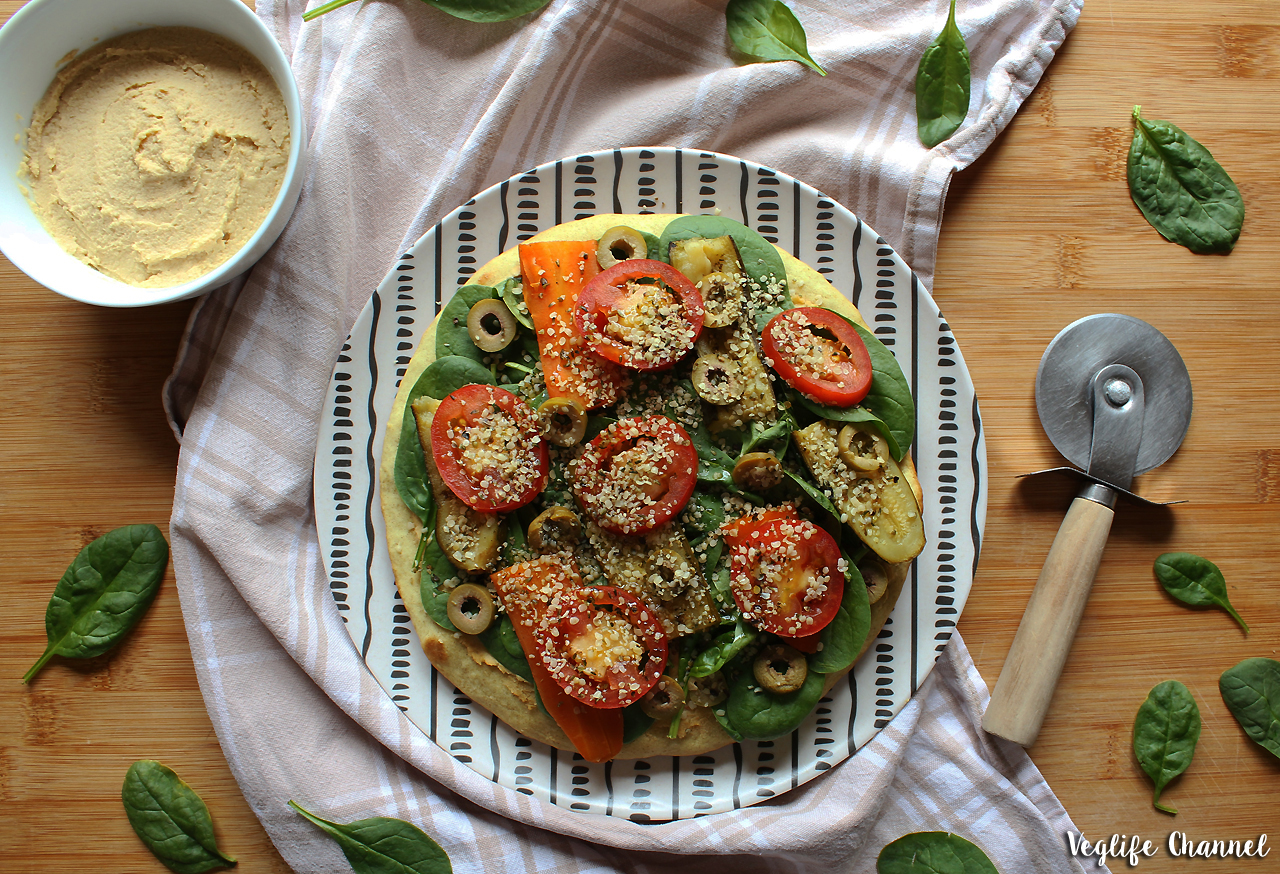 Pizza in padella con hummus, spinaci e verdure grigliate (Vegan ...