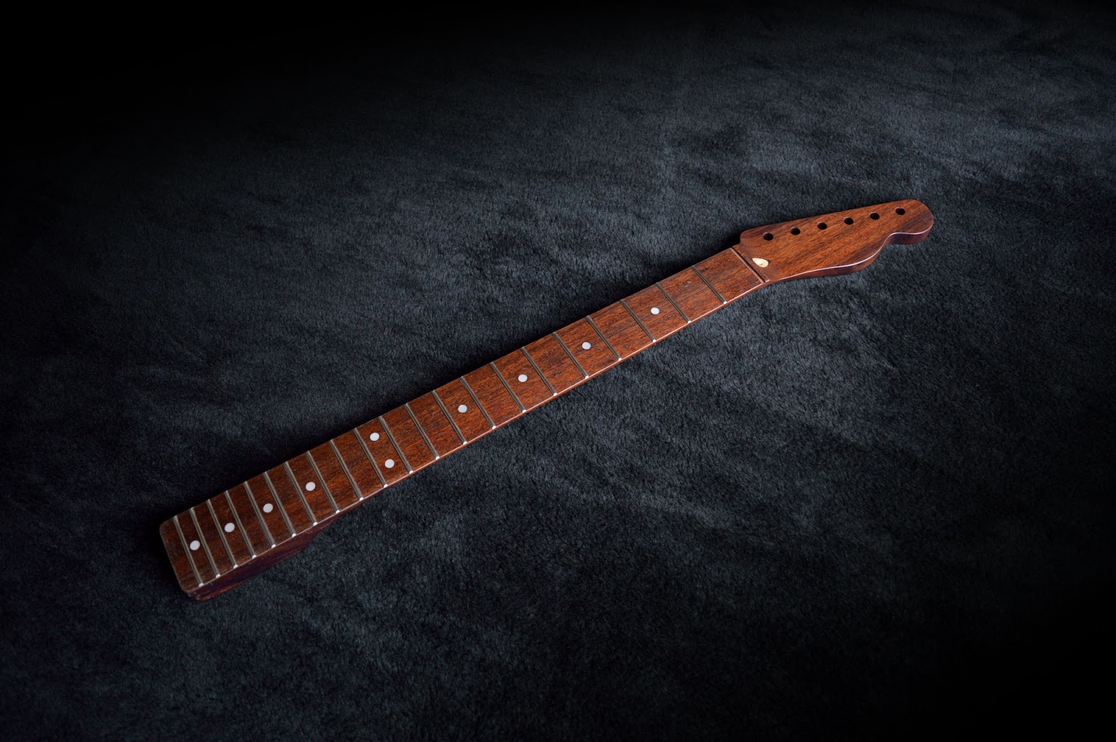 Pau Ferro neck - Kaiser Guitars - Corpos e braços usinados em CNC