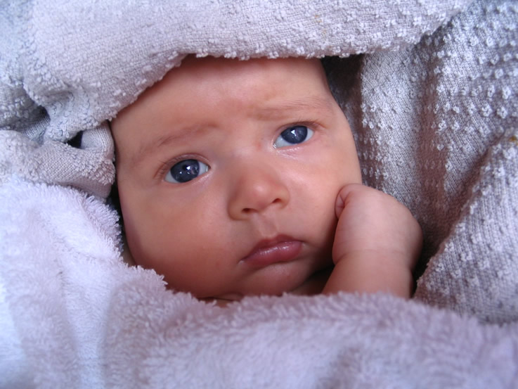 Fotos de bebé triste - Imagui