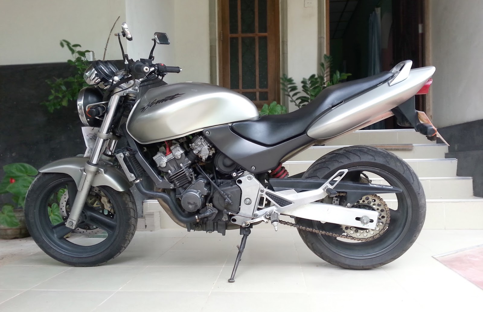 හොනඩ් හොනට් චැසි 110 ගැන හැමදෙයක්ම (All about Honda Hornet 250CC - 110CH)