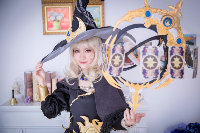 Final Fantasy Cosplay: Beautiful Final Fantasy XIV Astrologian Cosplay