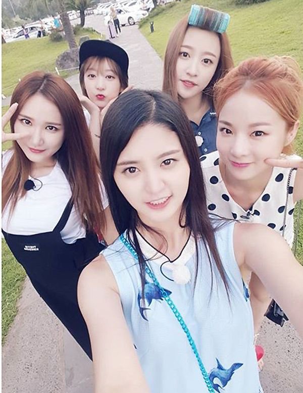 EXID share a charming group photo