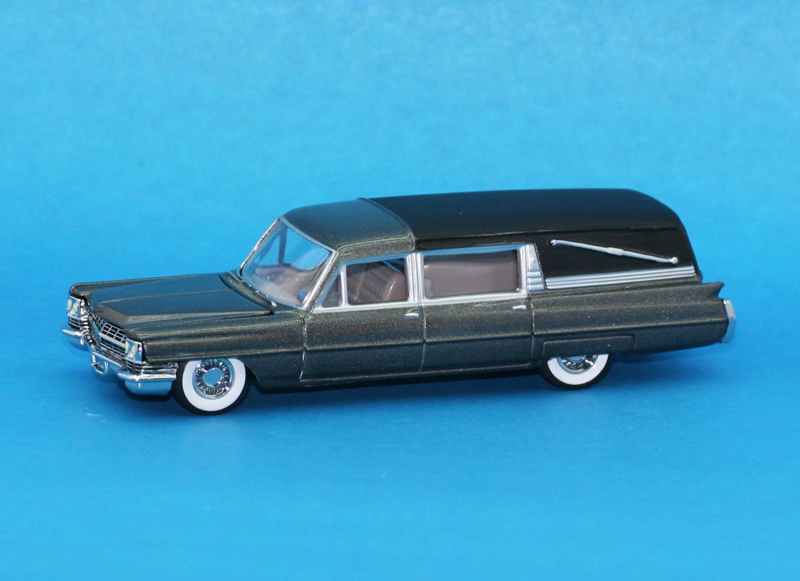 Incredible Mini Garage: Cadillac Fleetwood 75 Hearse 1963 Hot Wheels 1/64