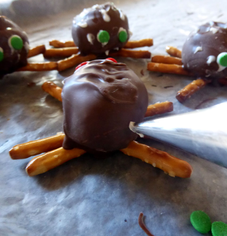The Enchanted Tree: Spooky Spiders- pretzel,peanut butter and chocolate ...
