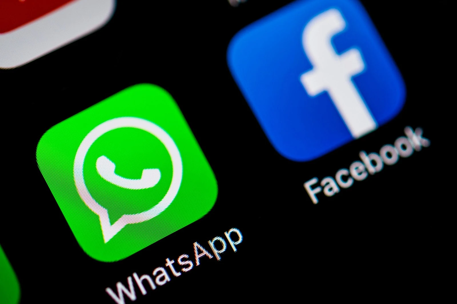 Facebook Makes “Send in WhatsApp” Button More Prominent