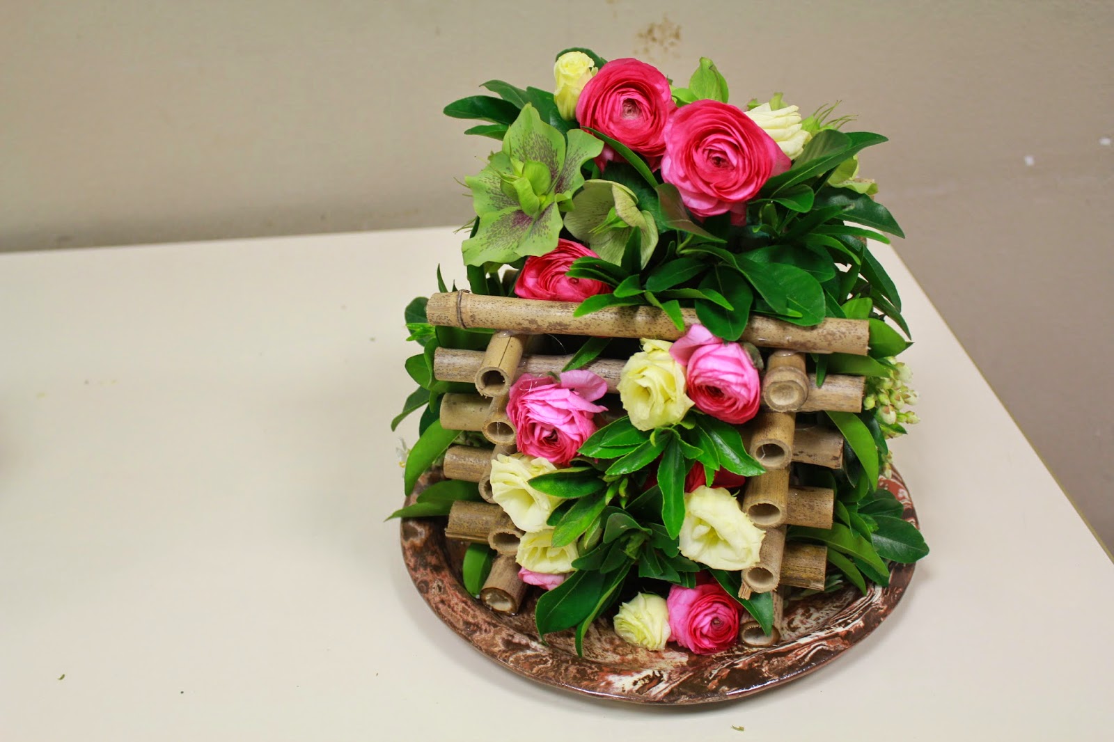 ART FLORAL BREAL: bouquet dans une structure